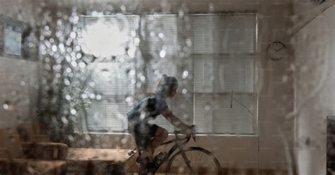 아시아 여자 사이클리스트 그녀는 집에서 운동하고 있습니다 트레이너에서 자전거를 타고 온라인 자전거 게임을합니다 장마철에 사진 Unsplash의 태국 문화 이미지