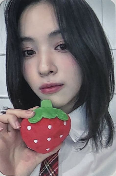 Itzy Ryujin Strawberry Photocard POB Kill My Doubt Itzy Photocard Strawberry