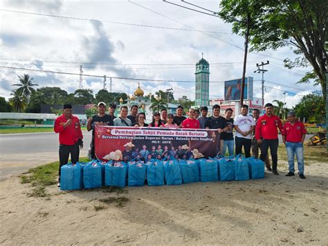 Pemuda Batak Bersatu Berserta Karyawan Koprasi Bagikan Paket Kotak Takjil