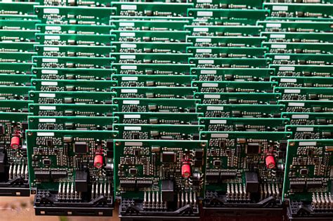 전자 제품 생산 개념 표면 실장 부품이 있는 준비된 자동차 인쇄 회로 기판 배치의 근접 촬영보기 0명에 대한 스톡 사진 및 기타