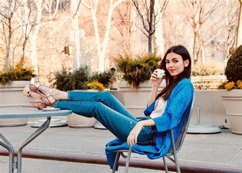 Victoria Justice Hailee Steinfeld Socks Victoria Justice Converse