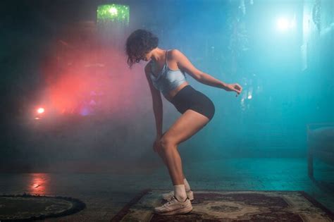 94000 Woman Twerking Pictures