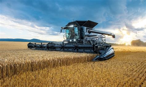 В разгара на жътвата Източиха горивото на комбайн посред нощ