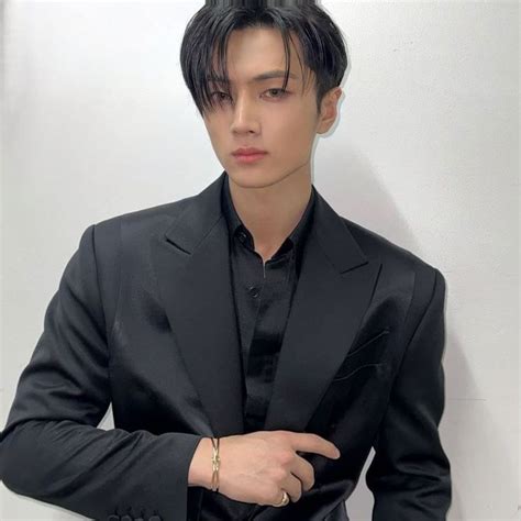 Pin Oleh Benjamin Di Jay Jongseong Park