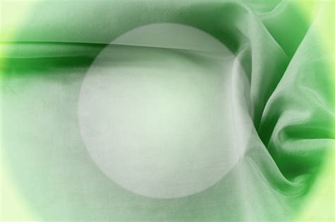 직물의 질감 배경입니다 배경으로 녹색 실크 직물 실크 또는 공단 부드러운 우아한 그린을 사용할 수 있습니다 녹색 추상적인 직물