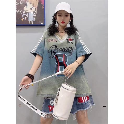 美式复古潮牌女装，v领数字印花t恤，穿出青春减龄范儿！ 耳套 淘宝好物网
