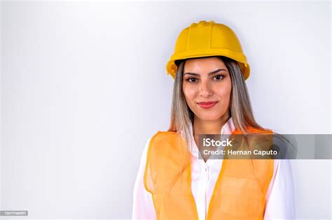 아름다운 젊은 여성 엔지니어 또는 감독자 안전 장비를 착용 텍스트 또는 복사 공간을위한 공간이흰색 배경에 권한 있는 여성 전문 여성 직업적인 직업의 개념 엔지니어에 대한