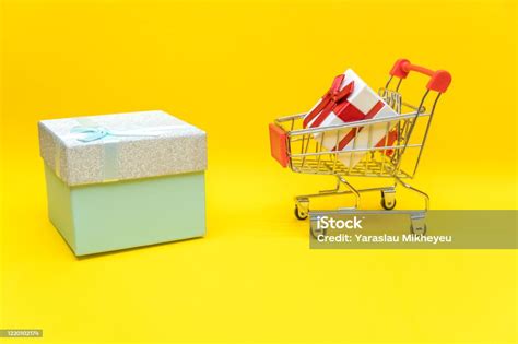 빨간 마음 복사 공간 옆에 노란색 배경에 쇼핑 카트와 큰 선물 상자에 선물 상자 기프트 컨셉 발렌타인 데이 휴일 개념에 대한 스톡 사진 및 기타 이미지 Istock