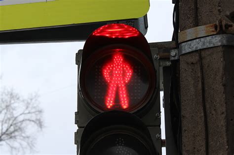 도시의 기둥에 인간의 그림의 모양에 빨간 불이 보행자를위한 신호등 0명에 대한 스톡 사진 및 기타 이미지 0명 개념 거리 Istock