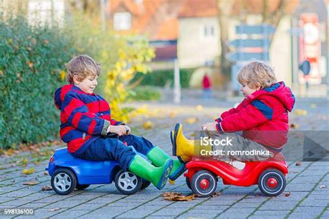 장난감 자동차와 놀고있는 두 명의 어린 아이들 소년 야외 차에 대한 스톡 사진 및 기타 이미지 차 2명 가을 Istock