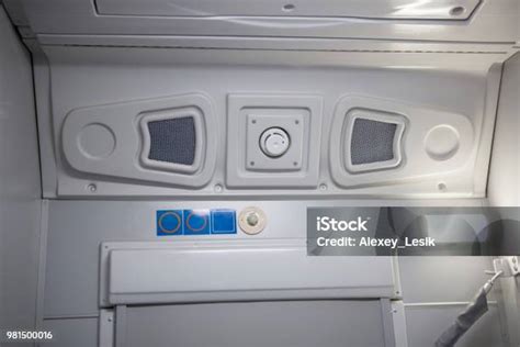 열차의 침대차의 클래식 인테리어입니다 구획 자동차의 인테리어입니다 여객 열차 차입니다 여객 열차의 침대차 0명에 대한 스톡 사진