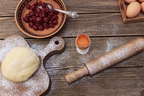 유리 접시에 코티지 치즈 케이크와 체리 베리 조각과 통조림 체리 베리 빈티지 토닝 과일에 대한 스톡 사진 및 기타 이미지