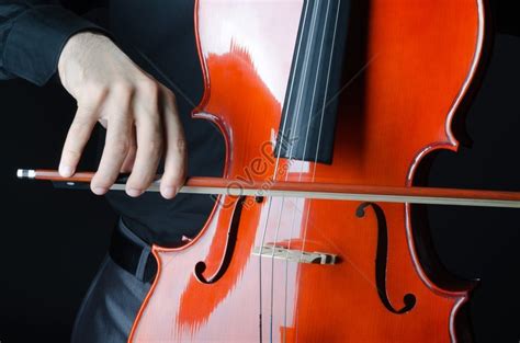 사진에서 첼로를 연주하는 남자