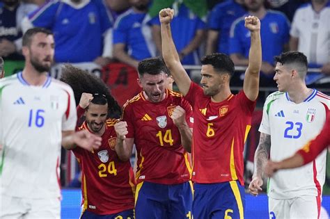 스페인의 마크 쿠쿠렐라24 아이메릭 라포르테14 오마이포토