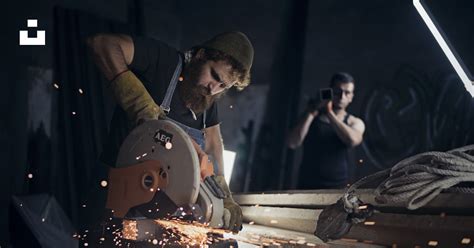 흑인과 백인 긴 소매 셔츠를 입은 남자가 갈색 나무 롤링 핀을 들고 있다 사진 Unsplash의 무료 마슈하드 이미지