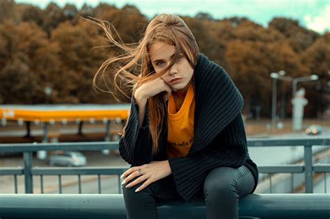 배경 화면 야외 여성 초상화 좌석 얼굴에 머리카락 바람 여자들 보케 파란 눈 피사계 심도 흰 손톱 Black Coat 코트 뷰어를보고 도시의