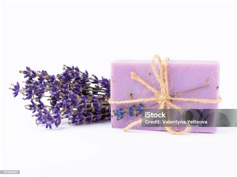 하얀 배경에 분리된 라벤더 꽃이 있는 천연 라벤더 비누 수제 Soapessential Oilsspa 제품을 가진 화장품 0명에