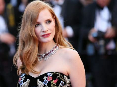 Top 50 Famous Female Who Are 53″ Tall Hood Mwr