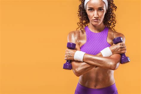 아령과 스포티 한 아름 다운 여자는 흰색 배경에서 운동 피트 니스 맞는 숙박 20 29세에 대한 스톡 사진 및 기타 이미지 20 29세 미소 뷰티 스파 Istock