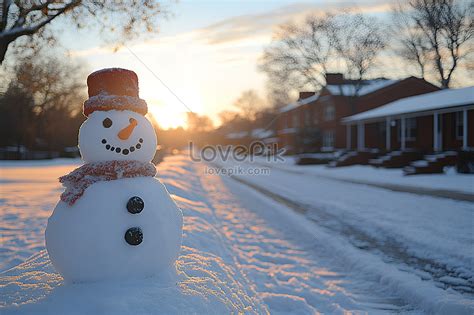 눈 속에 서있는 눈사람 사진 무료 다운로드 Lovepik