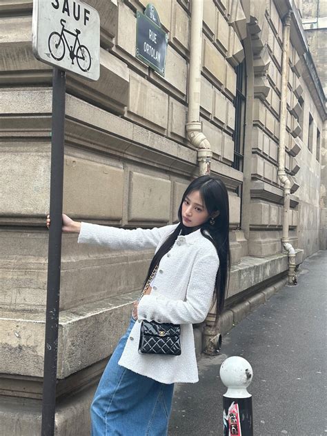 240226 Minji Phoning Photo Update Rnewjeans