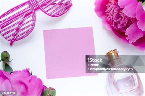 할 일 목록 천년 핑크 여자 기분 모란 꽃 병 향수 고리 버들 세공 밀 짚 핸드백 평면 인사말 메시지 크리에이 티브 레이아웃 복사 공간 흰색 배경 개념을 하다 어머니의 날