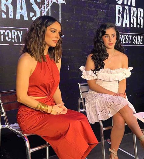 Madre E Hija Están Muy Emocionadas De Trabajar Juntas En La Nueva