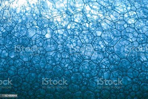 비누 거품의 매크로 클로즈업 파란색과 노란색 배경에 물 거품 세포막의 과학적 이미지 액체 물질의 매크로 업 추상 분자 원자 Sctructure 공기 또는 분자의 매크로 샷