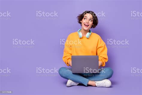 연꽃에 앉아있는 매력적인 소녀 쾌활한 호기심 많은 소녀의 초상화 바이올렛 라일락 색 배경 위에 고립 된 사고 복사 공간 사람들에