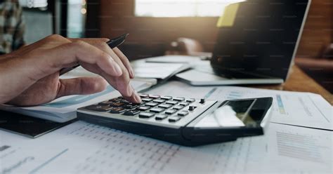 사무실에서 재무 문서 계산기로 일하는 사업가 회계 및 계산을 하는 남성 회계사 회계사 계산 저축·금융 사진 Unsplash의 테이블 이미지