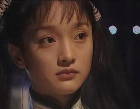 周迅18岁的一幅半裸画卖184万，背后9个男人中，唯独他踏上不归路 每日头条