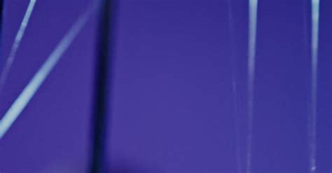 과학 개념 과학 실험 과학적 탐구 교육 금속 공 기계공 뉴턴 요람 대화형 학습 랙 포커스 물리학 발견 배경을 흐리게 보고 있는 셀렉티브 포커스 소녀