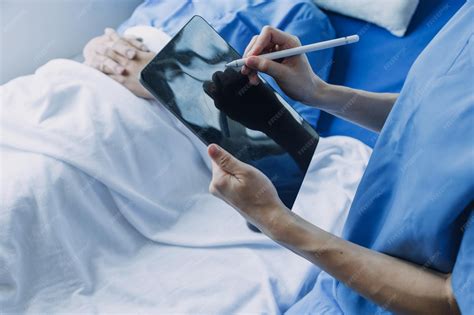 Vista Lateral De Diversos Médicos Que Examinan A Una Paciente Asiática