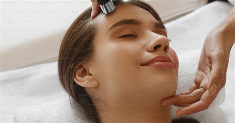 얼굴 피부 관리 미용실에서 산소 제트 필링 미세 박피술 치료를 받는 아름다운 여성의 근접 촬영 미용 센터에서 피부 클렌징 절차를 즐기는 소녀 고해상도 이미지 사진