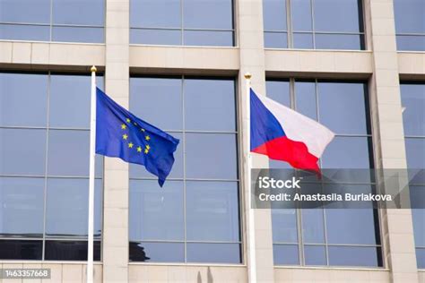 Eu 국기와 체코 공화국 국기는 현대 영사관 건물의 깃대에 있습니다 유럽 연합의 국기와 유리 파란색 외관에 체코 국기 0명에 대한 스톡 사진 및 기타 이미지 Istock