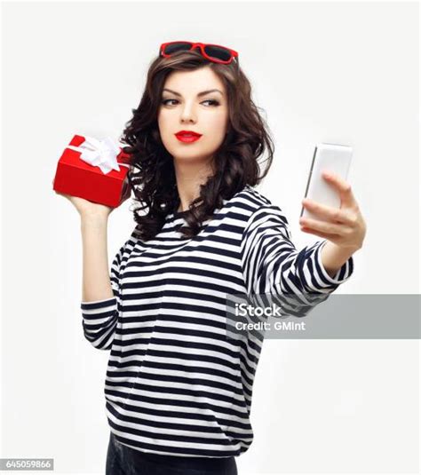 손에 선물 상자를 들고 여자의 초상화 스마트 폰을 사용하여 셀카 Ribbon Cutting에 대한 스톡 사진 및 기타 이미지 Ribbon Cutting 갈색 머리