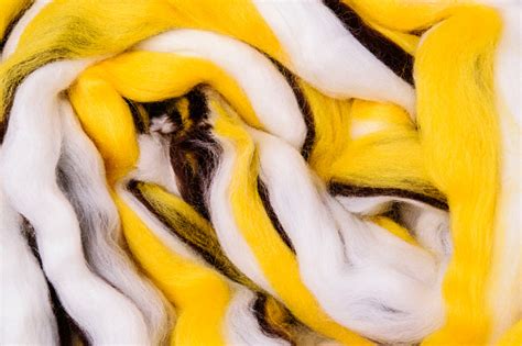 펠트와 바느질 취미를 위한 밝은 색의 메리 노 울 흰색 노란색 및 갈색 원사의 줄무늬는 추상적 인 패턴으로 접어 갈색에 대한 스톡 사진 및 기타 이미지 Istock