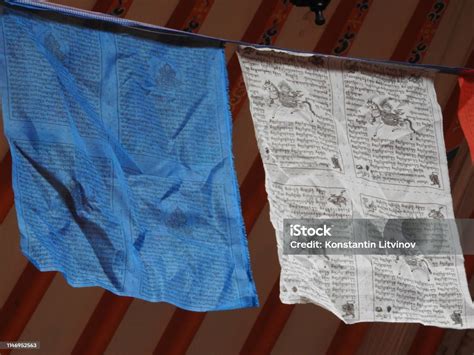 몽골 국립 유리의 천장과 벽의 국가 전통 장식 빈티지 직조 패턴입니다 유리의 장식입니다 민족 배경 황금 호 드로 패턴 나무 프레임 0명에 대한 스톡 사진 및 기타 이미지