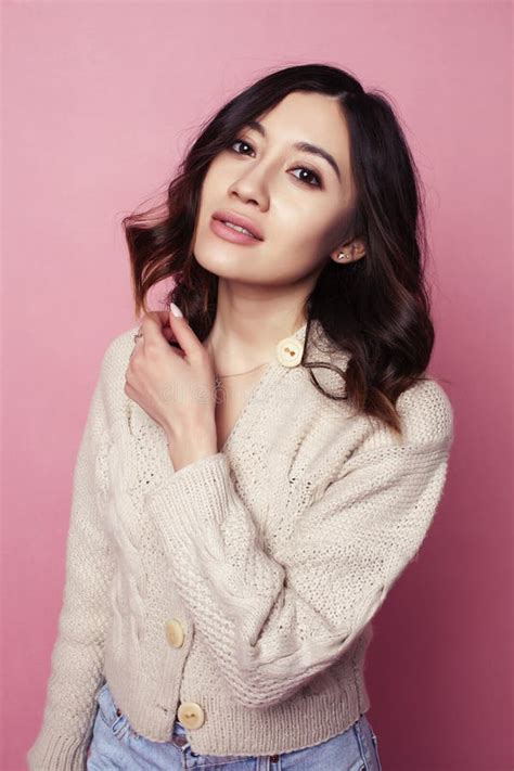 Jovencita Linda Con El Pelo Rizado Posando Alegre Sobre El Estilo De Vida De La Gente De Color