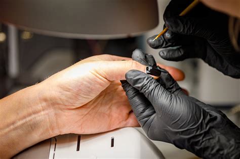 뷰티 스튜디오에서 주인은 매니큐어를 하고 브러쉬로 손톱에 패턴을 적용합니다 2명에 대한 스톡 사진 및 기타 이미지 2명 고객 기계 부분 Istock