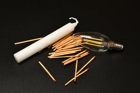 검은 색 배경에 일치와 촛불이있는 전구 조명에 클로즈업 전기 공급 문제 개념 정전 정전에 대한 스톡 사진 및 기타 이미지