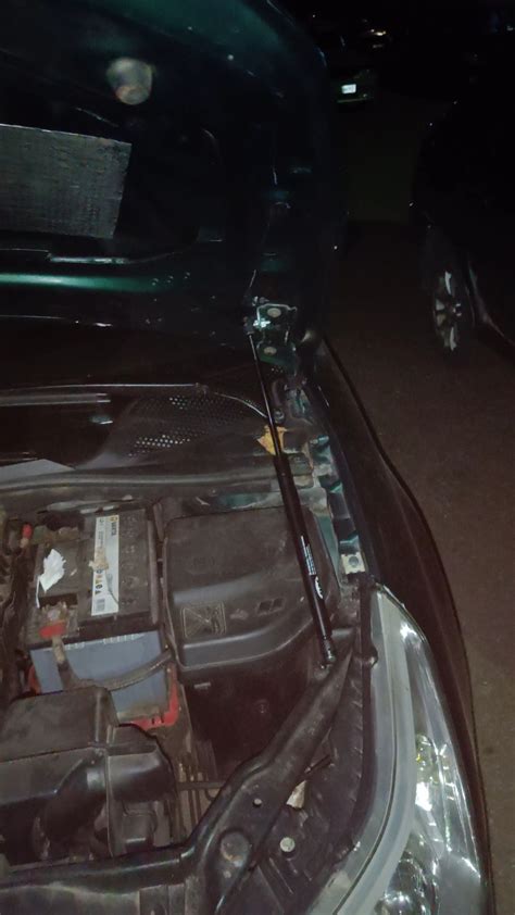 Газовый упор капота — Citroen C4 (1G), 1,6 л, 2006 года | просто так ...