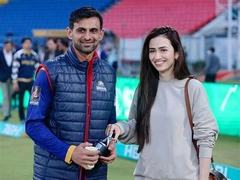 ٹرافی اور برانڈڈ بیگ ثناء جاوید اور شعیب کی نئی تصاویر وائرل Life And Style Aaj