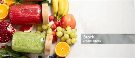 신선한 과일과 야채 스무디 또는 밝은 배경에 다양한 재료를 사용한 주스 0명에 대한 스톡 사진 및 기타 이미지 0명 건강한