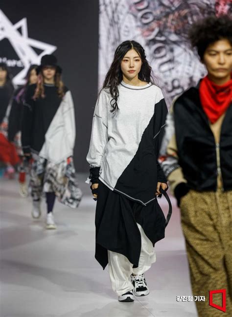 포토 런웨이 빛내는 모델 아시아경제