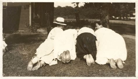 30 Vintage Snapshots Of People Taking Pictures Of Their Feet For Fun