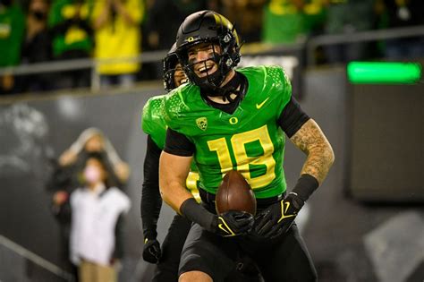 Oregon Football Player Spencer Webbs Girlfriend Gives Birth Months After His Death