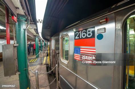 뉴욕 지하철역에서 기차를 타고 도시 지하철의 맥박을 포착합니다 객차에 대한 스톡 사진 및 기타 이미지 객차 건축물 교통 Istock