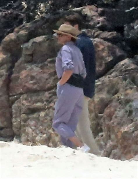 Julia Roberts Out On The Beaches Of The Gold Coast 12152021 Hawtcelebs