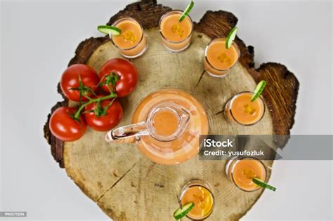 나무 테이블에 신선한 토마토 음료입니다 가스 파초 Andaluz 이것은 채식주의 원시 수프 전형적인 스페인에서 0명에 대한 스톡 사진 및 기타 이미지 Istock